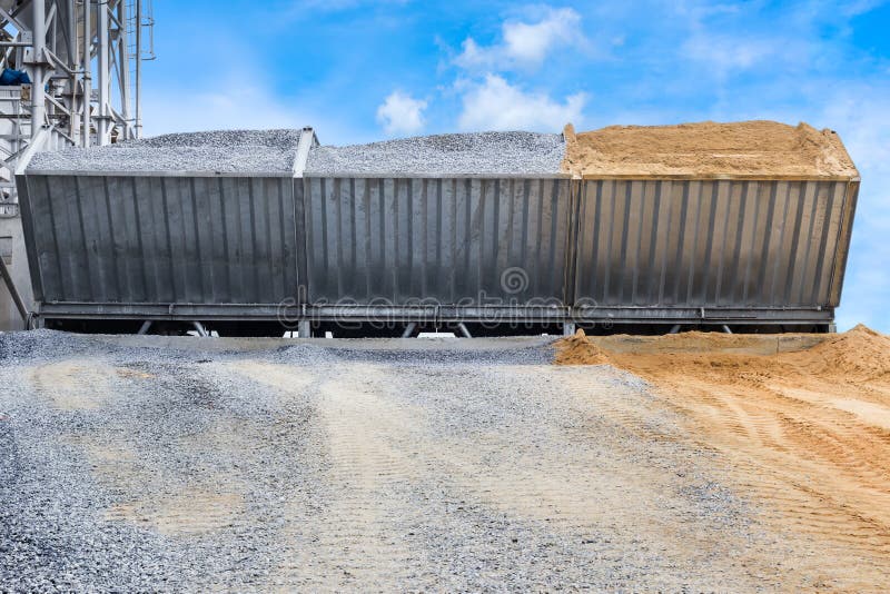 Grava y arena en envase imagen de archivo. Imagen de roca - 80928357
