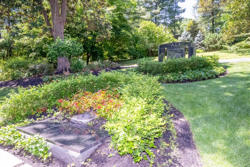 Gravesite of Boxing Great Muhammad Ali Editorial Photography - Image of ...
