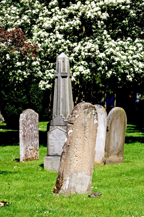 Gravestones w churchyard obraz stock editorial. Obraz złożonej z ...