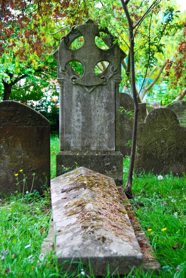 Gravsten fotografering för bildbyråer. Bild av stam, väst - 32334729