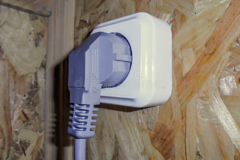 Gray Plug in a White and Square Electrical Outlet 库存图片 - 图片 包括有 环境, 墙壁 ...