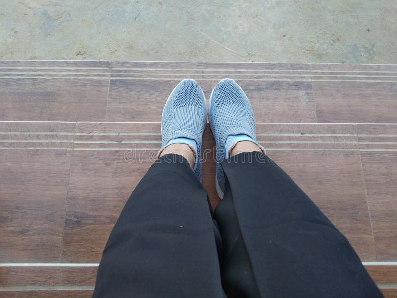 These are Gray Shoes, the Color is Beautiful and Suitable for Walking ...