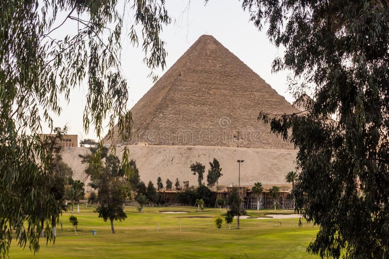 Great Pyramid of Giza Behind a Golf Course, Egy Stock Image - Image of ...