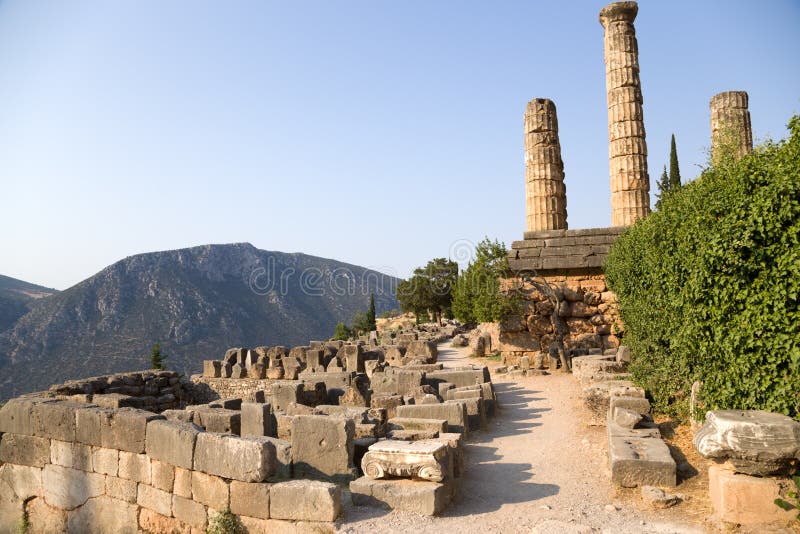 Grecia. Delphi. Ruinas imagen de archivo. Imagen de columna - 34574057