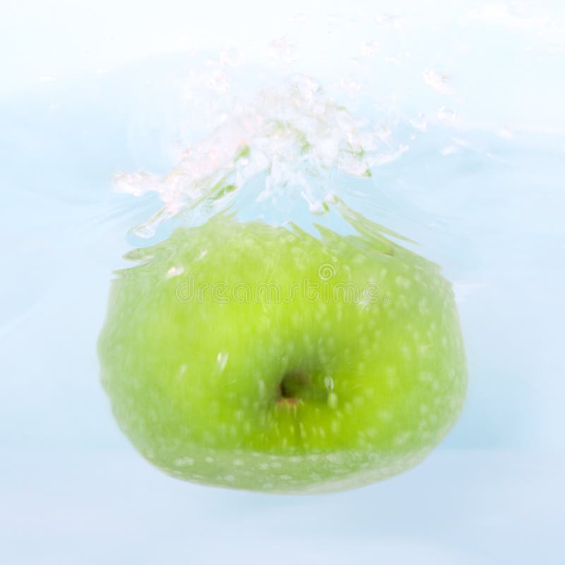 Green apple in water stock photo. Image of motion, organic - 18707780