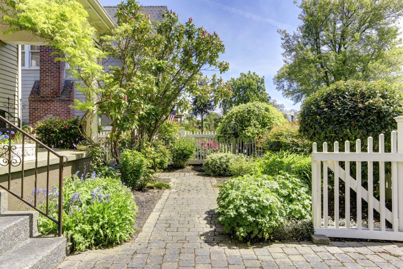 Green Front Yard with Walkway Stock Photo - Image of appeal, view: 42687718