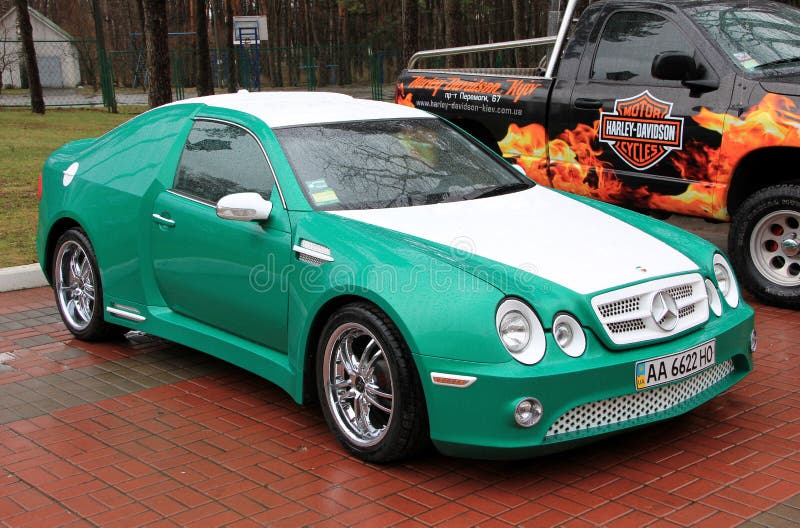 Green Mercedes-Benz E-class Editorial Image - Image of automotive ...