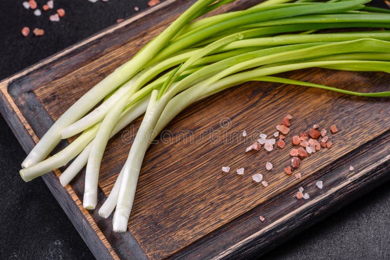 Green Onion or Scallion on Wooden Board, Fresh Spring Chives Stock ...
