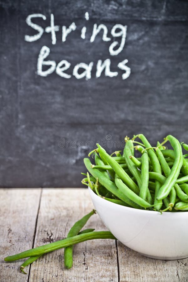Green String Beans in a Bowl Stock Image - Image of kitchen, linen ...