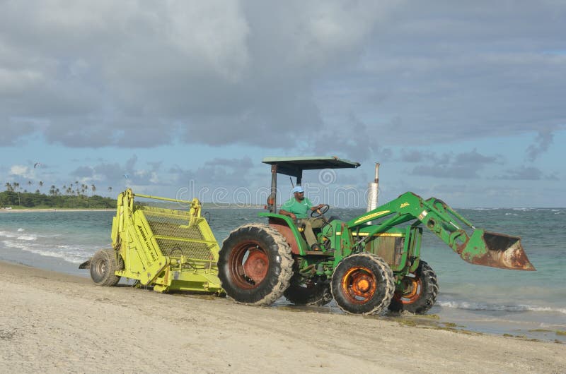 Green surf rake on tractor editorial image. Image of lucia - 52082340