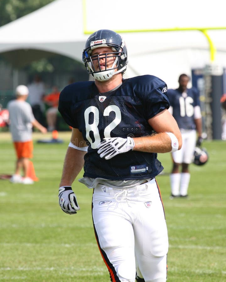 Greg Olsen, Chicago Bears editorial photography. Image of number - 5899332