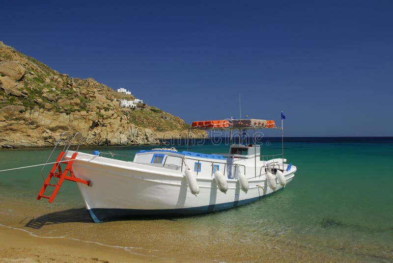 Griechenland, Boot Im Meer Bei Sonnenuntergang Stockbild - Bild von ...