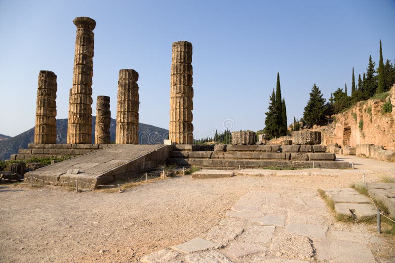 Griechenland. Delphi. Der Tempel Von Apollon Stockfoto - Bild von bäume ...