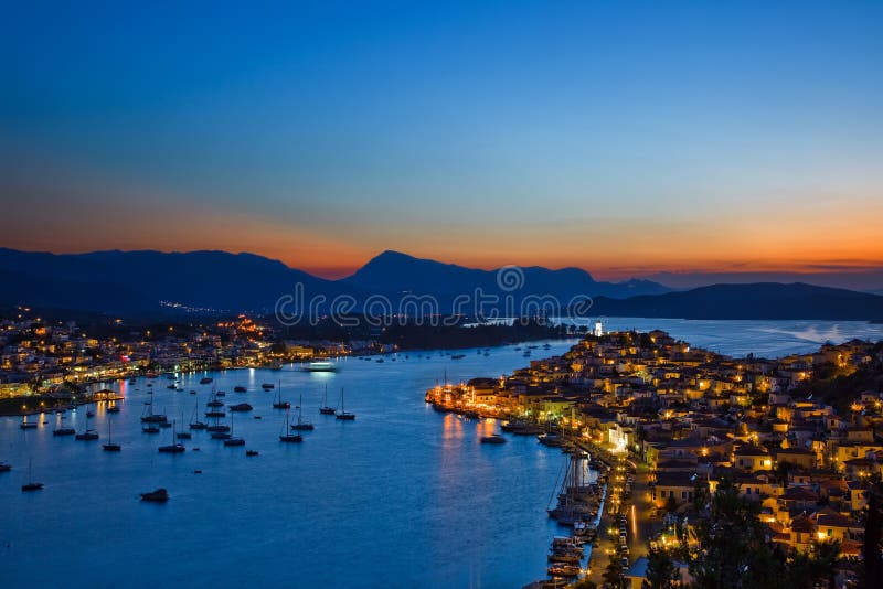 Griechische Insel Poros Nachts Stockfoto - Bild von peloponnes, gebäude ...