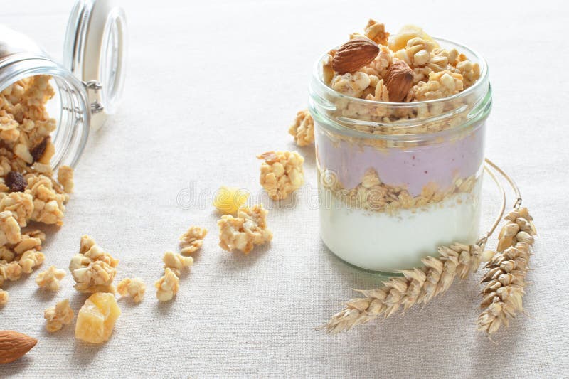 Griekse Yoghurt Met Knapperig Fruit Stock Afbeelding - Image of vrucht ...