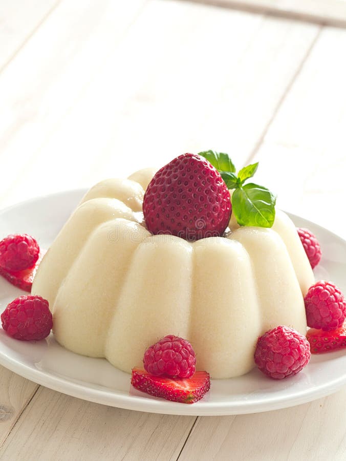 Griesmeel met vruchten stock afbeelding. Image of bessen - 30426981