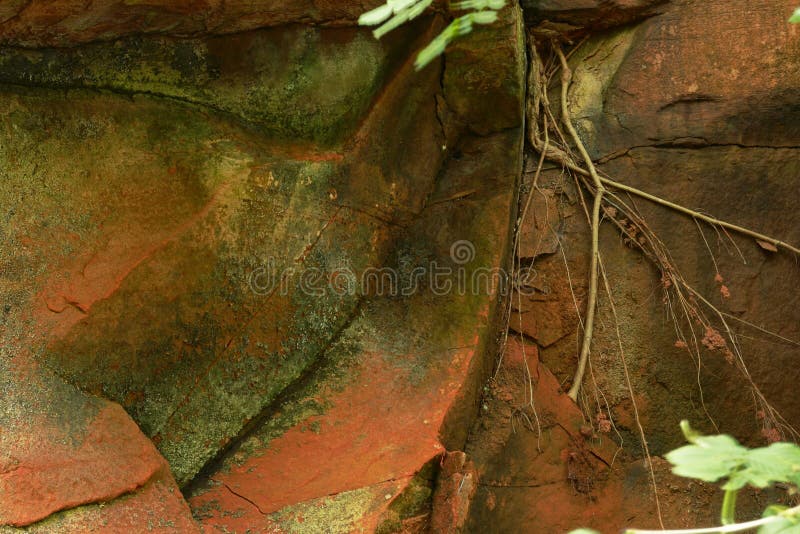 Grietas en las rocas imagen de archivo. Imagen de borroso - 126884437
