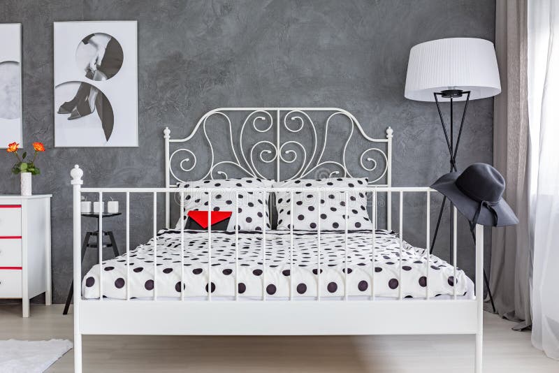 Grijze Slaapkamer Met Groot Bed Stock Foto - Image of hoofdbord, modern ...