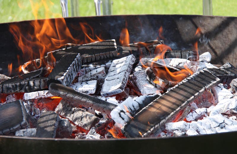 Grillfeuer stockbild. Bild von holzkohle, feuer, rauch - 2276621