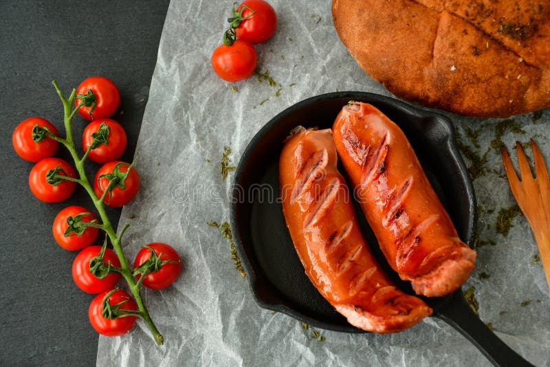 Grillad korv fotografering för bildbyråer. Bild av grillfester - 112604099