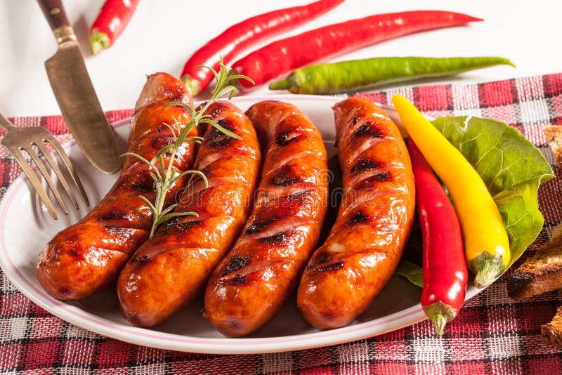 Grillad korv arkivfoto. Bild av bestick, matställe, sallad - 86031520