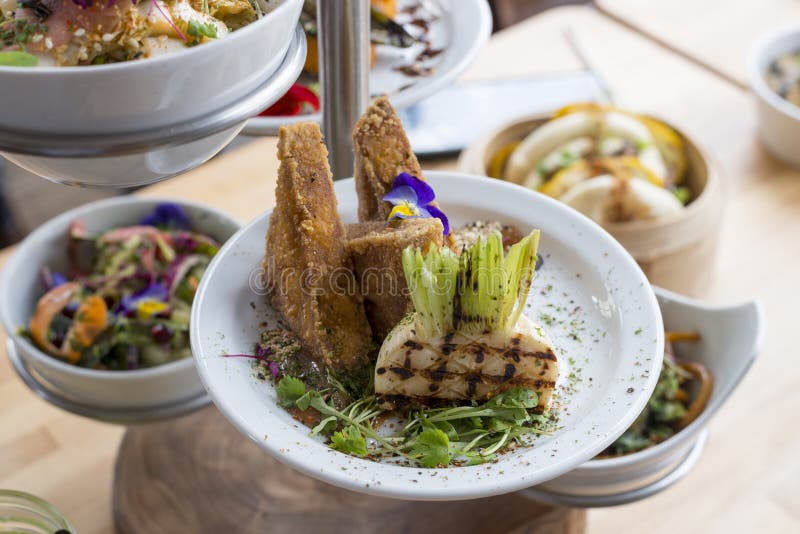 Grillad Rova Med Fried Tofu Och Annan Vegetarisk Disk Arkivfoto - Bild ...