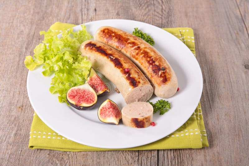 Grillad korv med chiper arkivfoto. Bild av chiper, cooked - 91897512