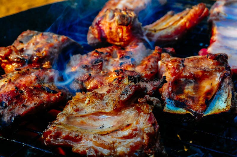 Griller le porc image stock. Image du fumé, chauffer - 72173119