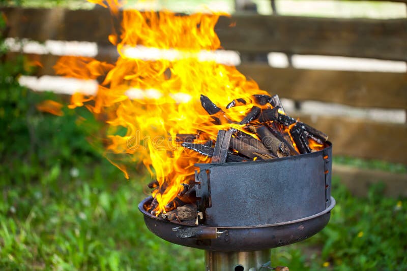 Grillfeuer stockfoto. Bild von feuer, lodernd, kohlen - 116728488