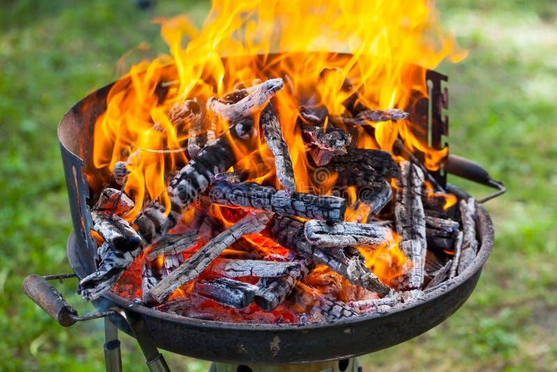 Grillfeuer stockfoto. Bild von feuer, lodernd, kohlen - 116728488