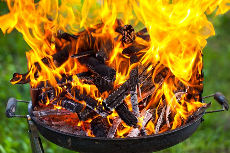 Grillfeuer stockfoto. Bild von feuer, lodernd, kohlen - 116728488