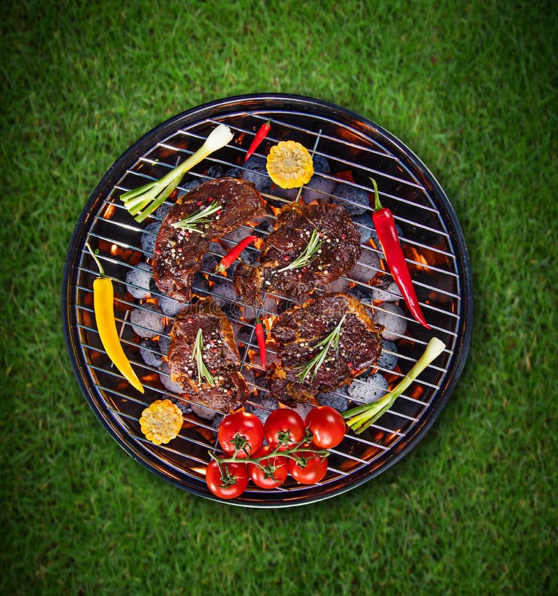 Grillgrill Mit Rindfleischsteaks, Nahaufnahme Stockbild - Bild von ...