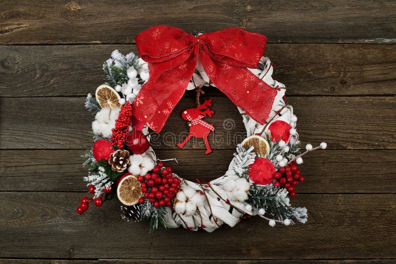 Grinalda do Natal na porta foto de stock. Imagem de festivo - 83006456