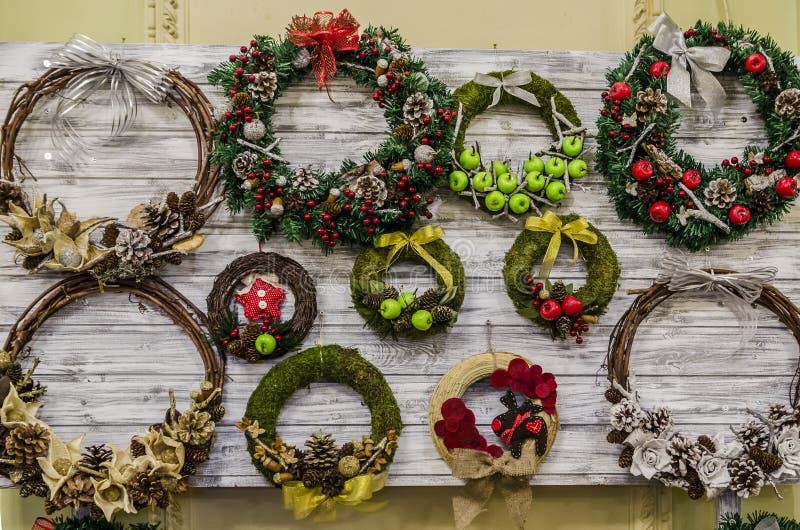 Grinaldas Do Natal Em Portas De Madeira Imagem de Stock - Imagem de ...
