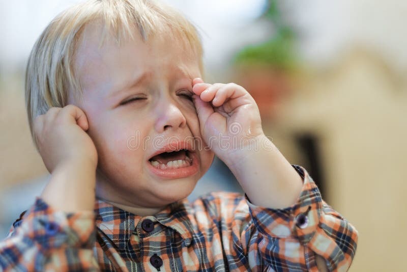 Gritos irritables del bebé imagen de archivo. Imagen de gente - 118177775