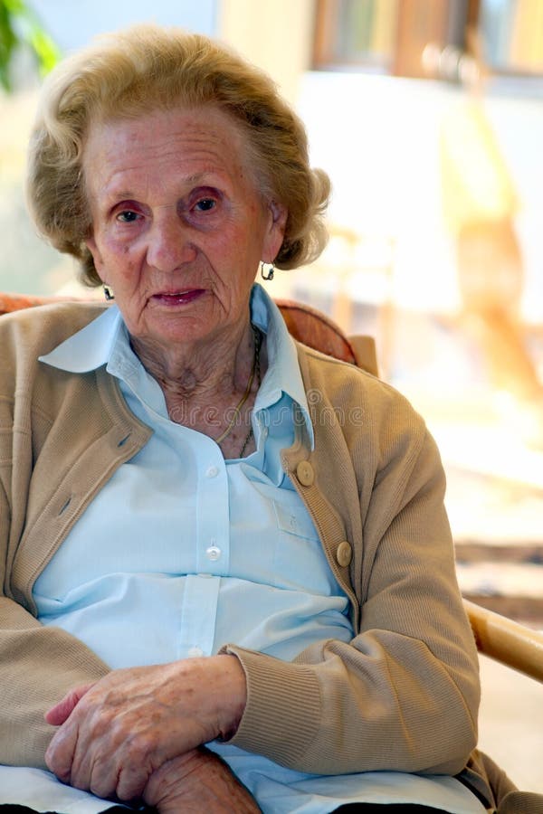 Alte entspannende Oma stockfoto. Bild von großmutter, glücklich - 3279222