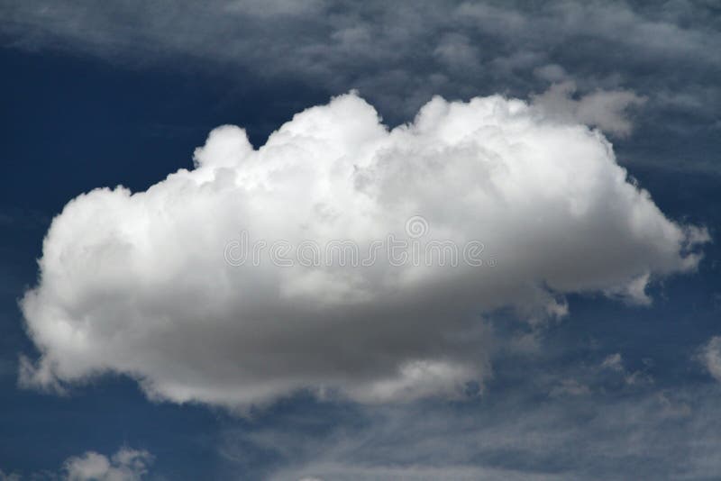 Große weiße Wolke stockfoto. Bild von ruhig, flaumig, draußen - 783324