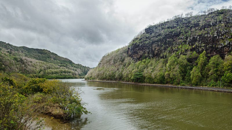 Großer Fluss stockfoto. Bild von wolke, aufbau, groß - 25355318