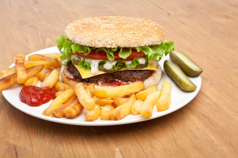 Großer Geschmackvoller Cheeseburger Mit Pommes-Frites Stockbild - Bild ...