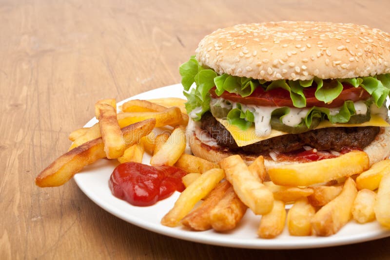 Großer Geschmackvoller Cheeseburger Mit Pommes-Frites Stockbild - Bild ...