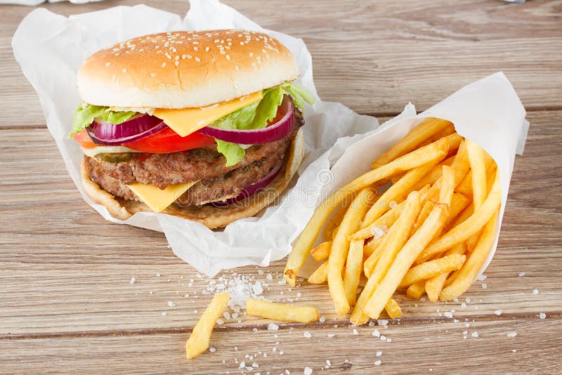 Burger Mit Pommes-Frites Und Bier Stockfoto - Bild von fett, frisch ...