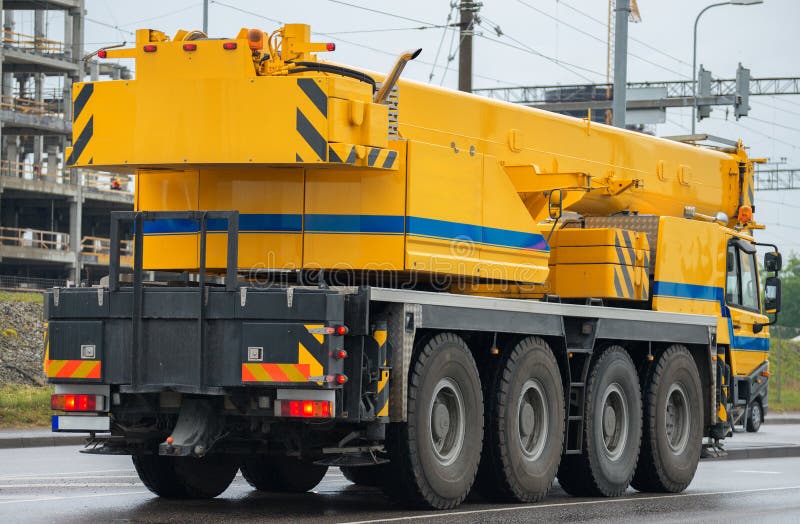Großer mobiler LKW-Kran stockbild. Bild von maschinerie - 15926261