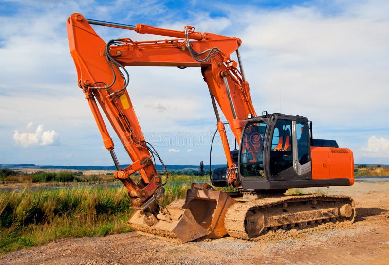 Orange Bagger Auf Einem Sandhaufen Mit Einem Angehobenen Eimer ...