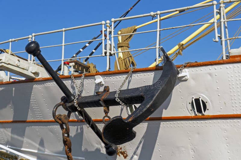 Großer Schwarzer Anker Zu Einem Schiff Beigefügt. Stockbild - Bild von ...