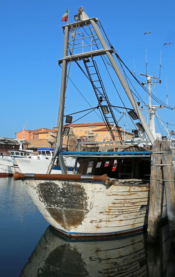 Rotes Fischerboot stockfoto. Bild von moor, tragen, meer - 110957328
