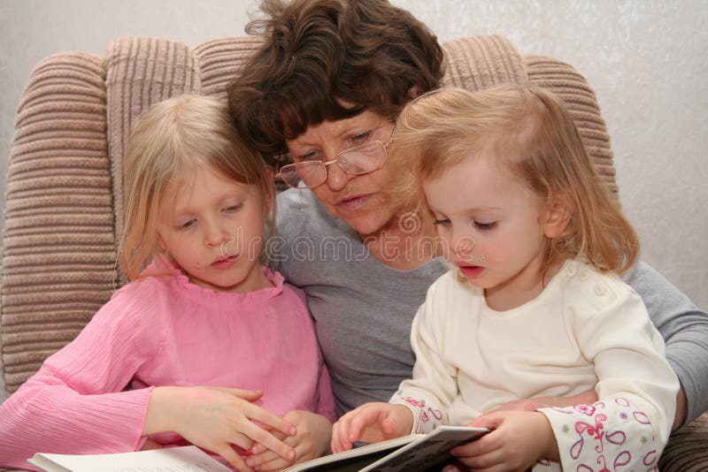 Großmutter Mit Dem Lächelnden Sitzen Der Enkelkinder Auf Der Couch ...
