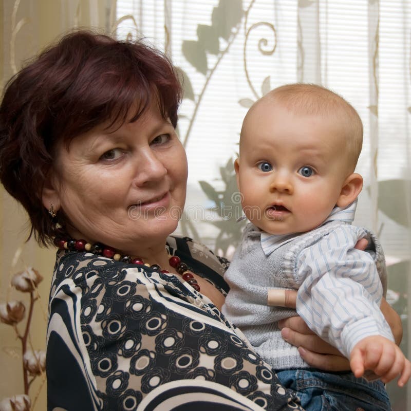 Großmutter mit Enkel stockfoto. Bild von kind, arme, hände - 9502434