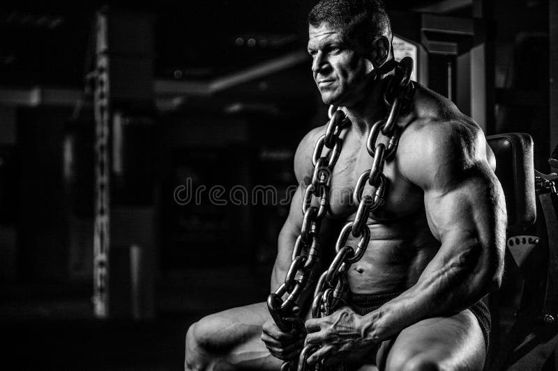 Grober Bodybuilder, Der in Der Turnhalle Mit Kette Ausarbeitet ...