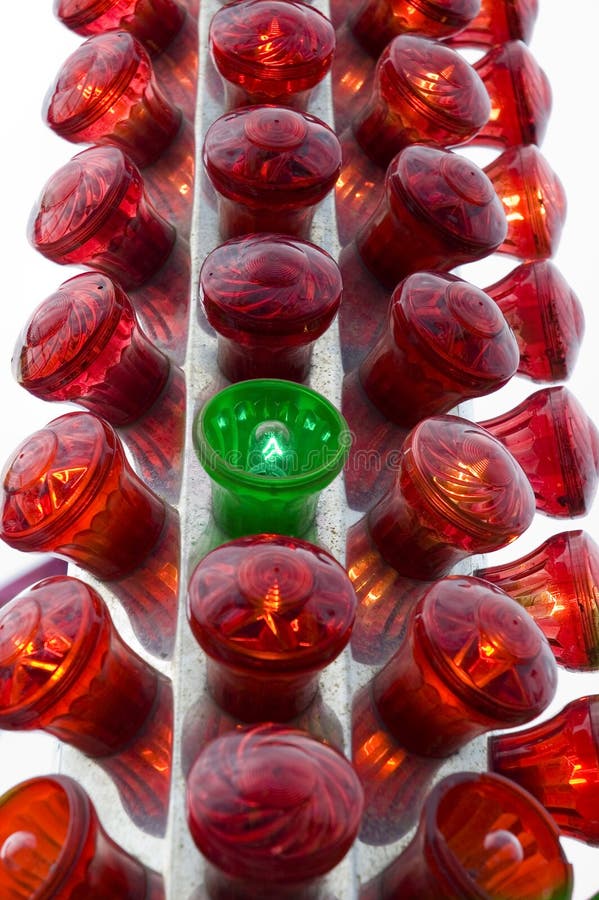Groen Licht Met Rood Lichten Stock Afbeelding - Image of gloeien, groen ...