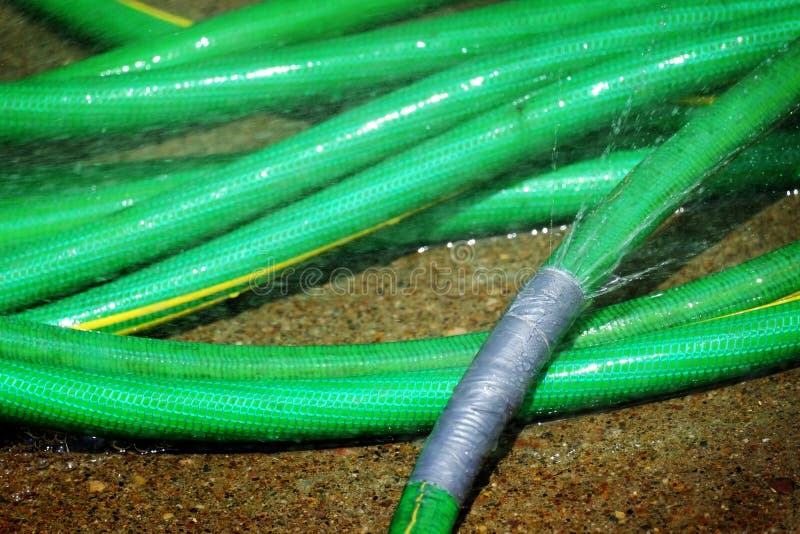 Kraan En Groene Slang Op Een Muur Stock Afbeelding - Image of ...